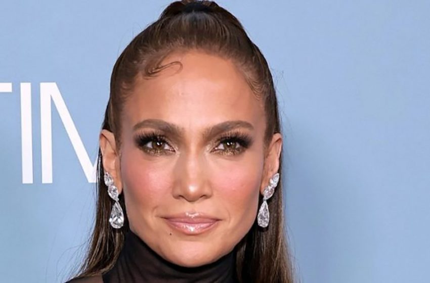 Belle femme: la nouvelle robe couleur chair de Jennifer Lopez a soulevé ...